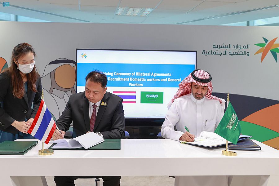 Saudi Human Resources and Social Development Minister Meets, Signs Two ...