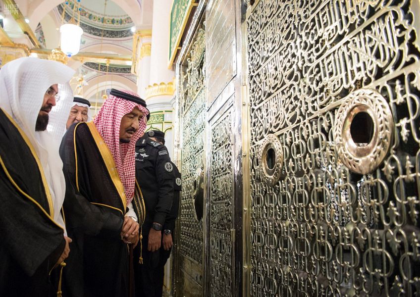 Custodian of the Two Holy Mosques Pays Visit to the Prophet Mosque