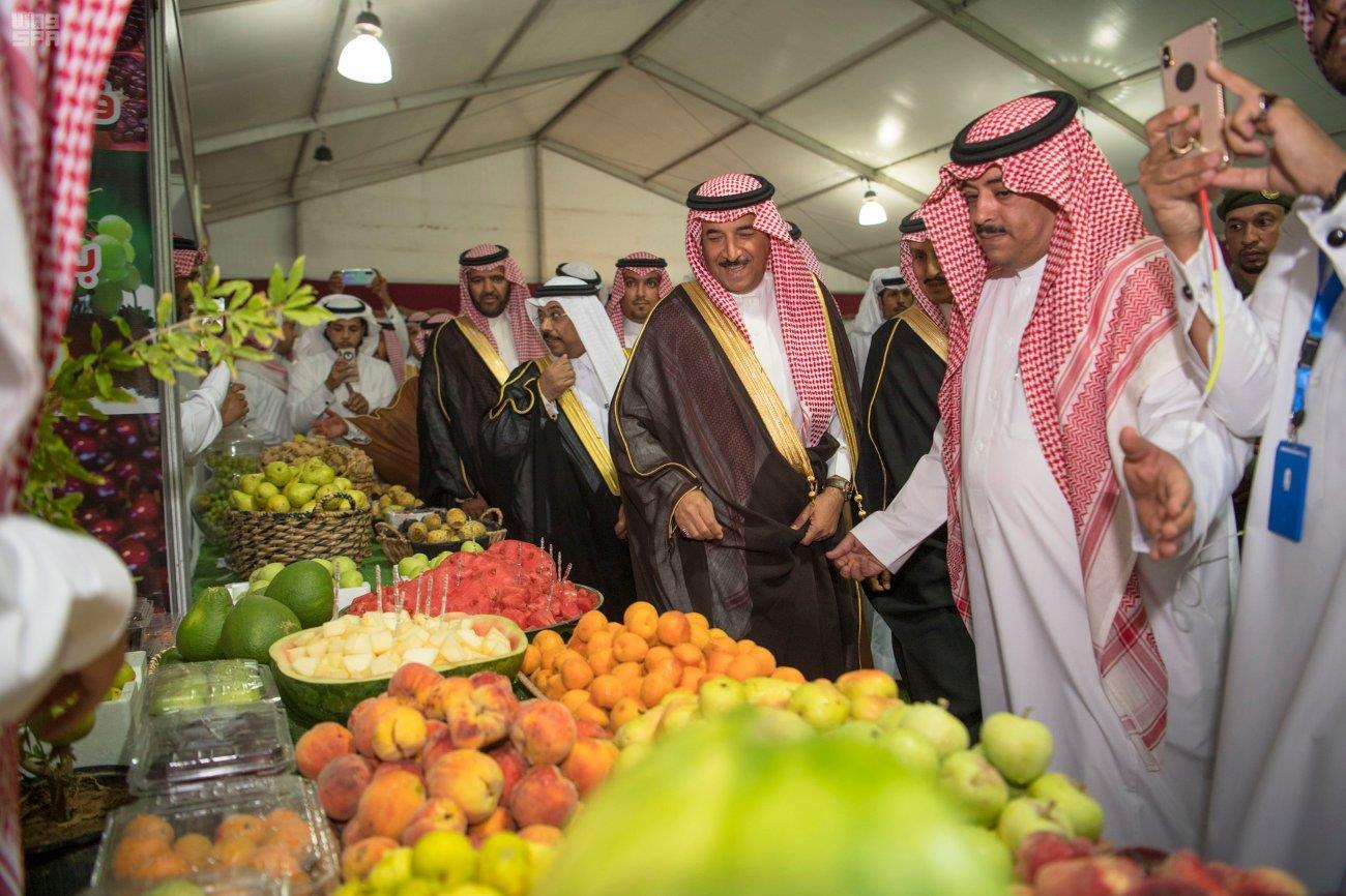 Le gouverneur de Jouf inaugure le festival des fruits à Tabarjal