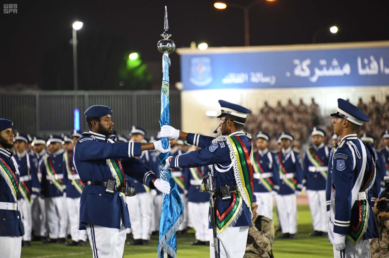 عام / سمو أمير الرياض يرعى حفل تخريج 571 طالبًا من كلية علوم الطيران
