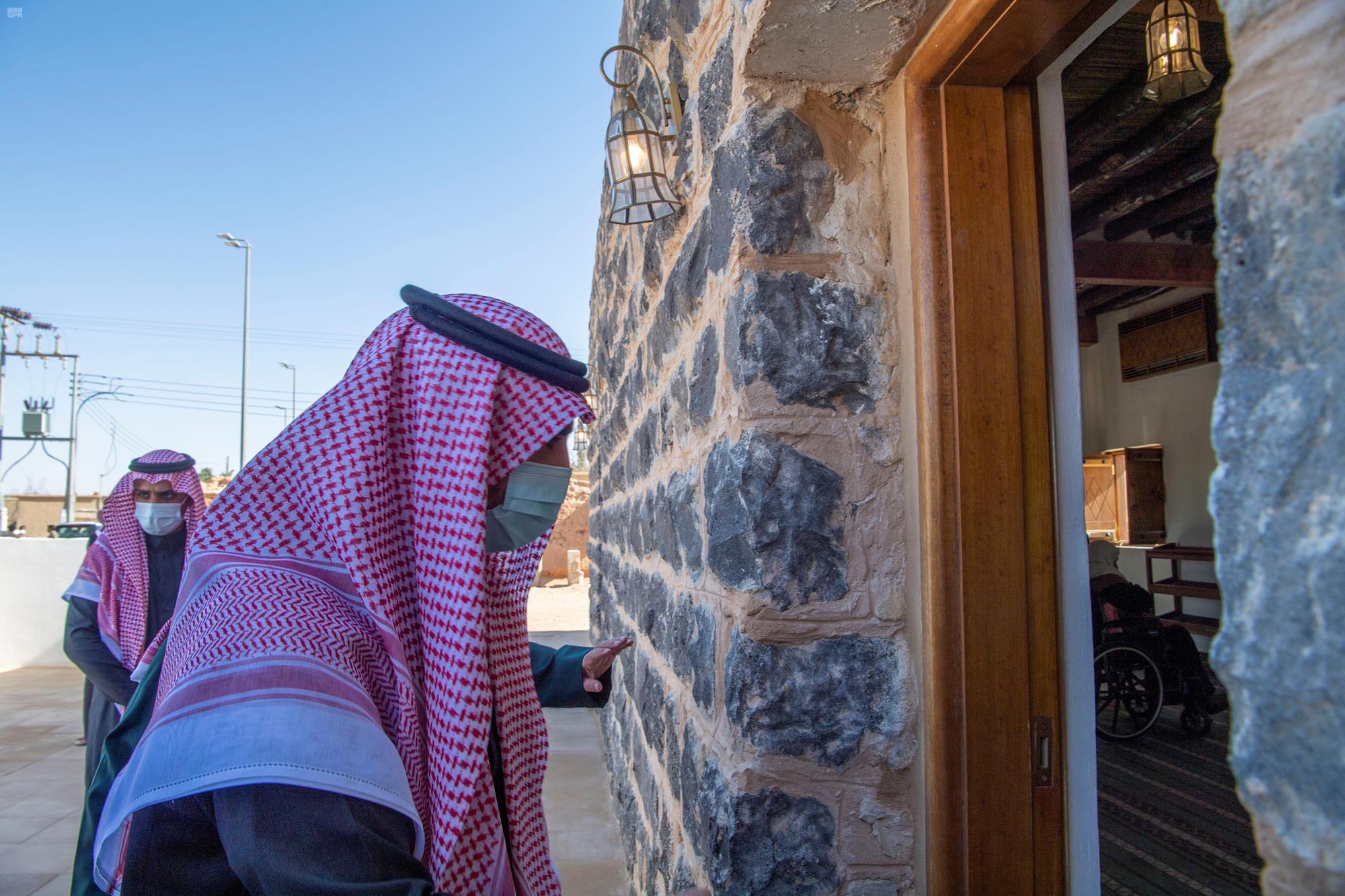 ثقافي سمو أمير منطقة الجوف يقف على مسجد الحديثة التاريخي ومكتبة بُينة