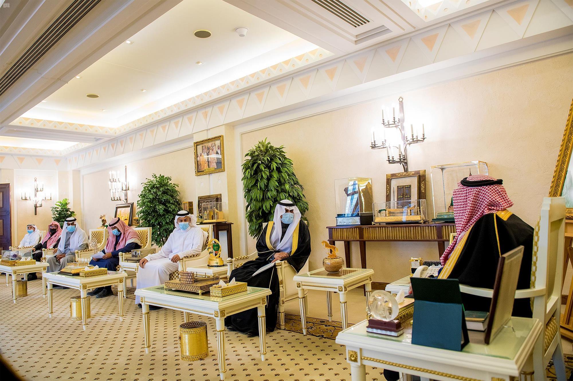 ثقافي سمو أمير القصيم يتسلم مجموعة من الإنتاج العلمي لمنسوبي