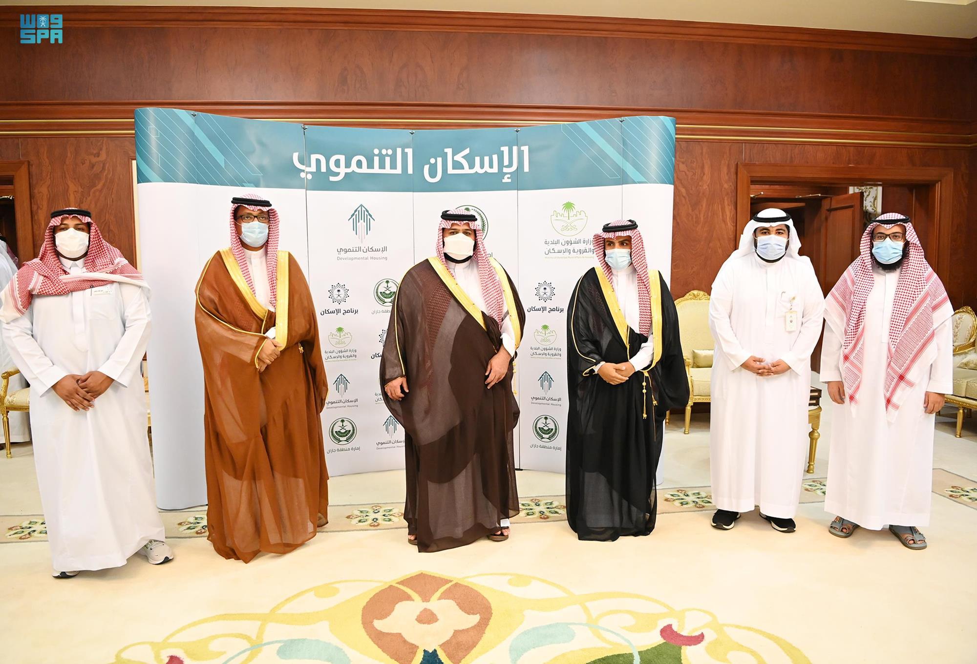 اجتماعي / سمو أمير جازان بالنيابة يسلّم عددًا من الوحدات السكنية ...