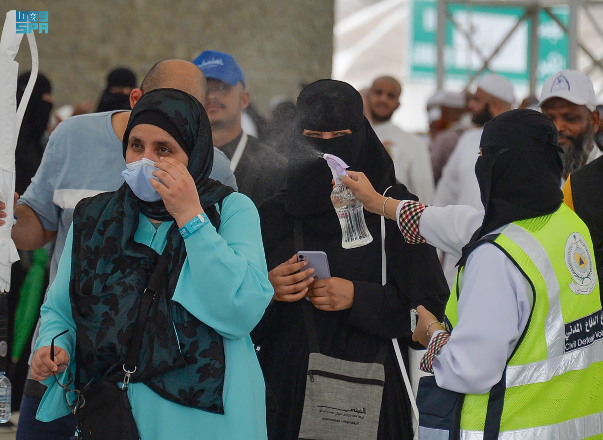 Pilgrims Complete Stoning Three Jamarats for 1st Day of Tashreeq