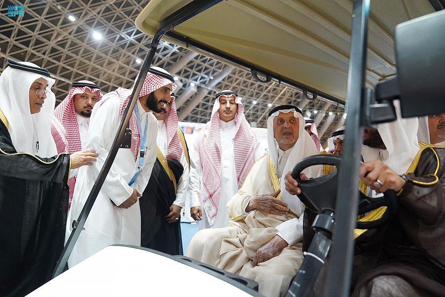 Le Prince Khaled Al-Faisal visite le pavillon de la biographie du Roi ...