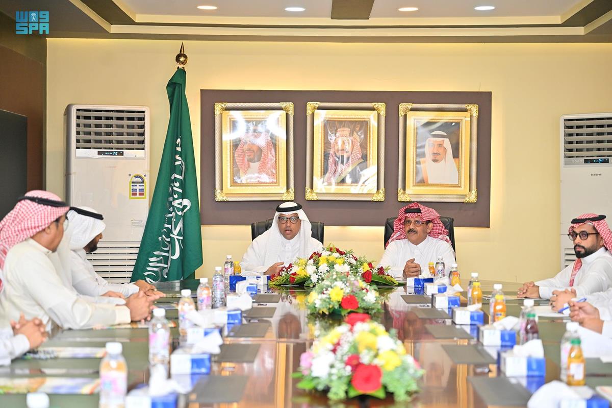 عام / أمين منطقة جازان يتفقد بلديات أحد المسارحة والطوال والموسم