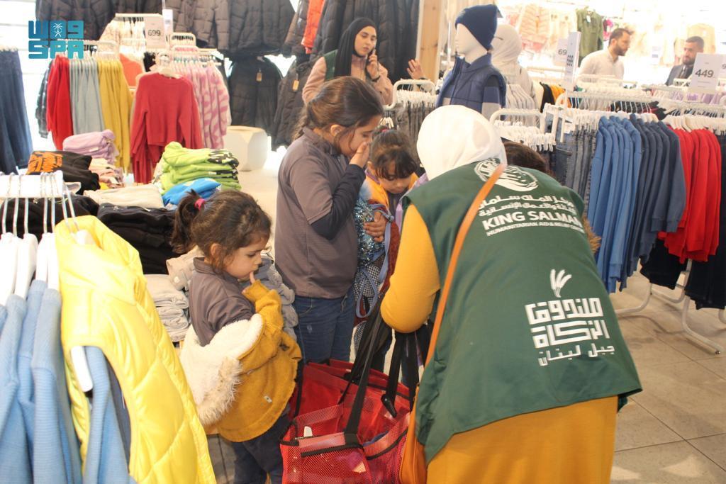 Le Centre de KSrelief distribue des vêtements d'hiver aux familles de ...
