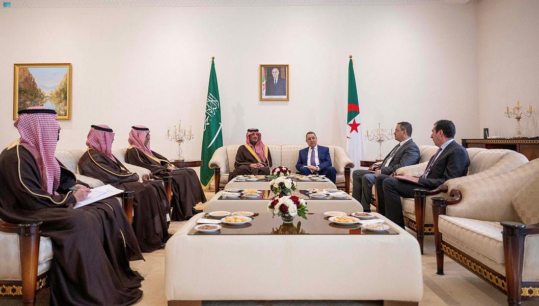 Le prince Abdulaziz bin Saoud rencontre le ministre algérien de l'intérieur
