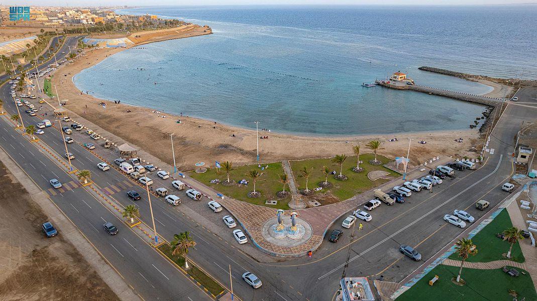 La plage de Zaem, au nord d'Al-Wajh, destination touristique marine ...