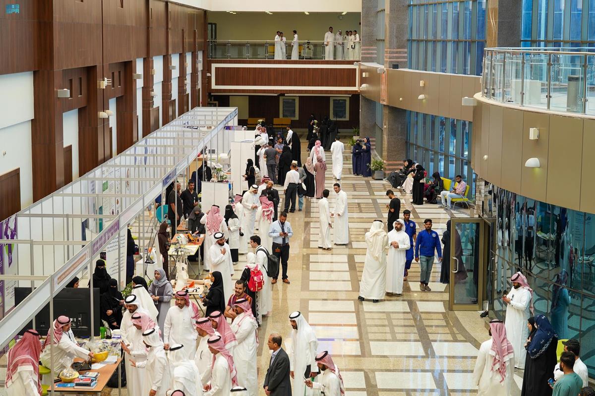 Le président de l'Université Roi Faysal inaugure l'exposition de la ...