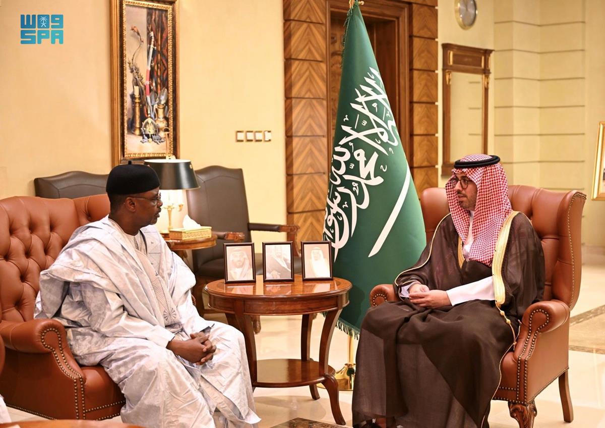 SA le Prince Saud bin Jalawi reçoit le Consul du Tchad à Jeddah
