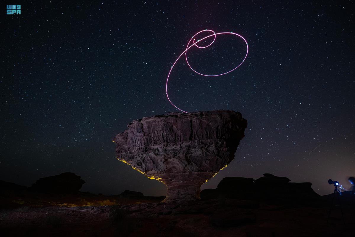 ثقافي / الرسم بالضوء .. فنُ "فوتوغرافي" يشع بالجمال من وسط الظلام