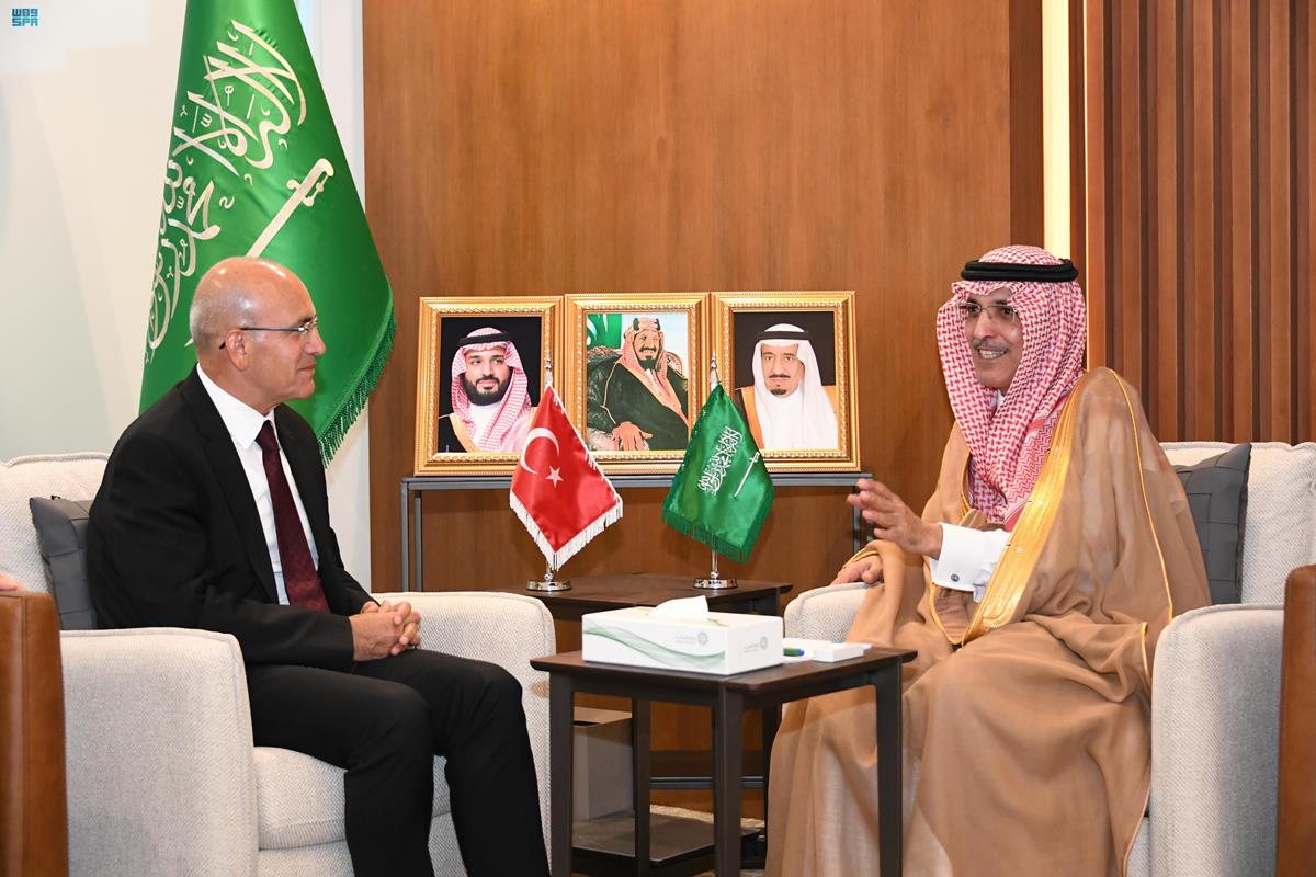 بررسى توسعه زمينه هاى همکارى در ديدار وزير دارايى كشورمان با وزیر ...