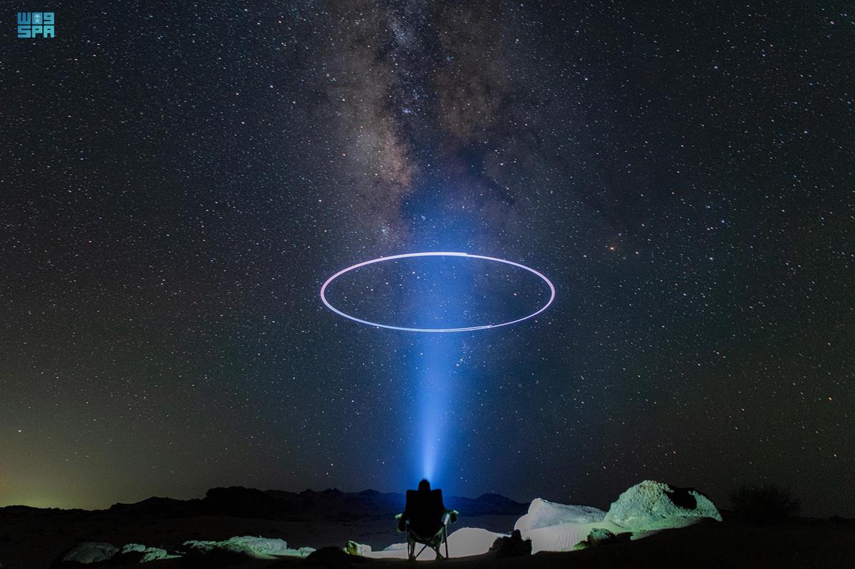 ثقافي / الرسم بالضوء .. فنُ "فوتوغرافي" يشع بالجمال من وسط الظلام