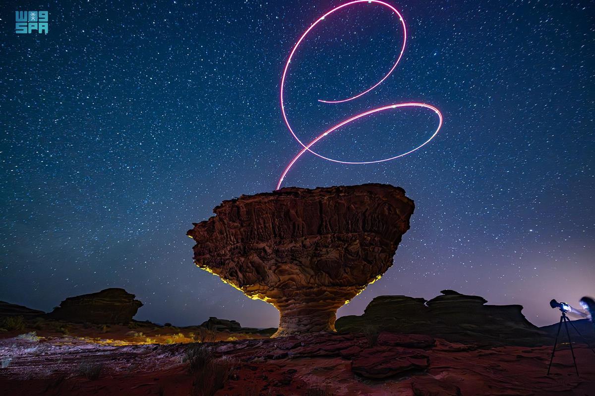 ثقافي / الرسم بالضوء .. فنُ "فوتوغرافي" يشع بالجمال من وسط الظلام
