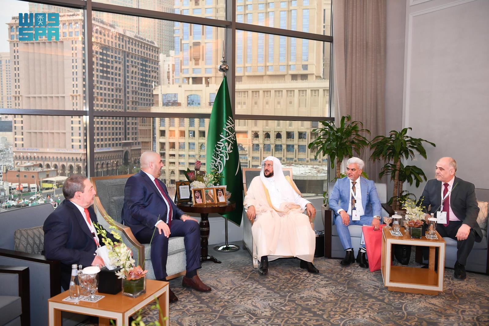 Minister of Islamic Affairs Holds Talks with Imam of Islamic Center in ...