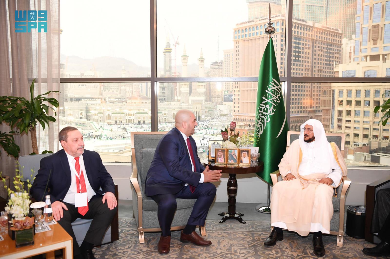 Minister of Islamic Affairs Holds Talks with Imam of Islamic Center in ...