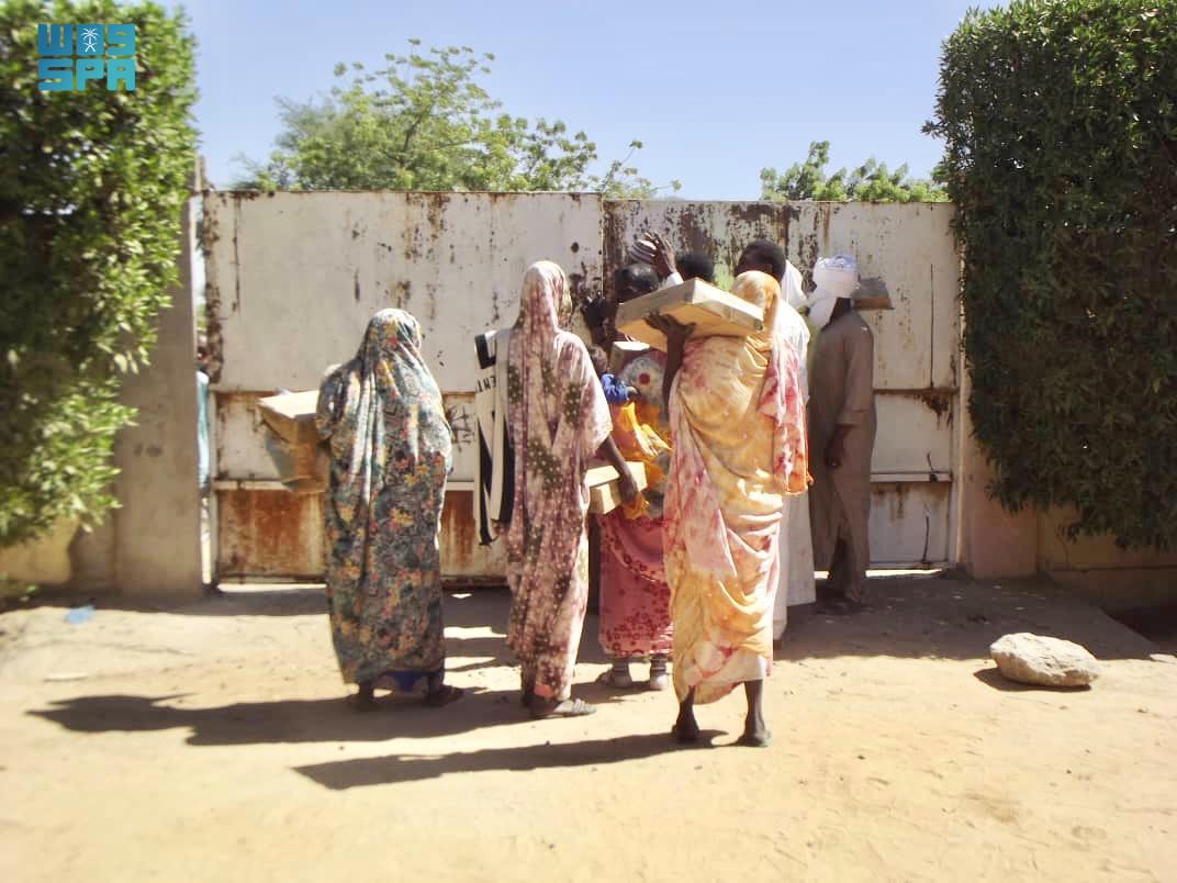 عام / مركز الملك سلمان للإغاثة يوزع 2.000 كرتون من التمور في مدينة موندو بإقليم لوغان الغربية في ...