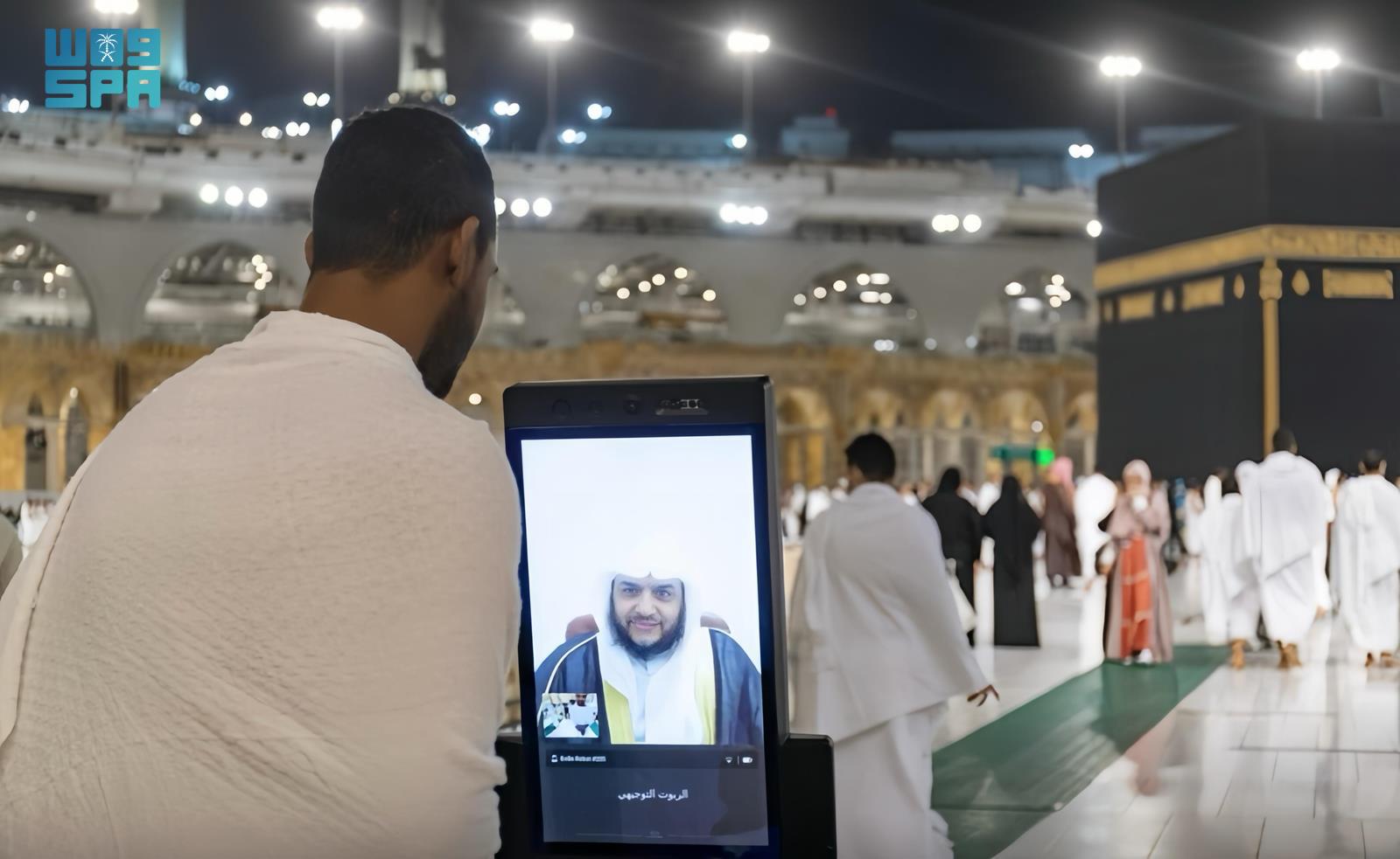 AI-Operated Robots Assist Visitors to the Grand Mosque