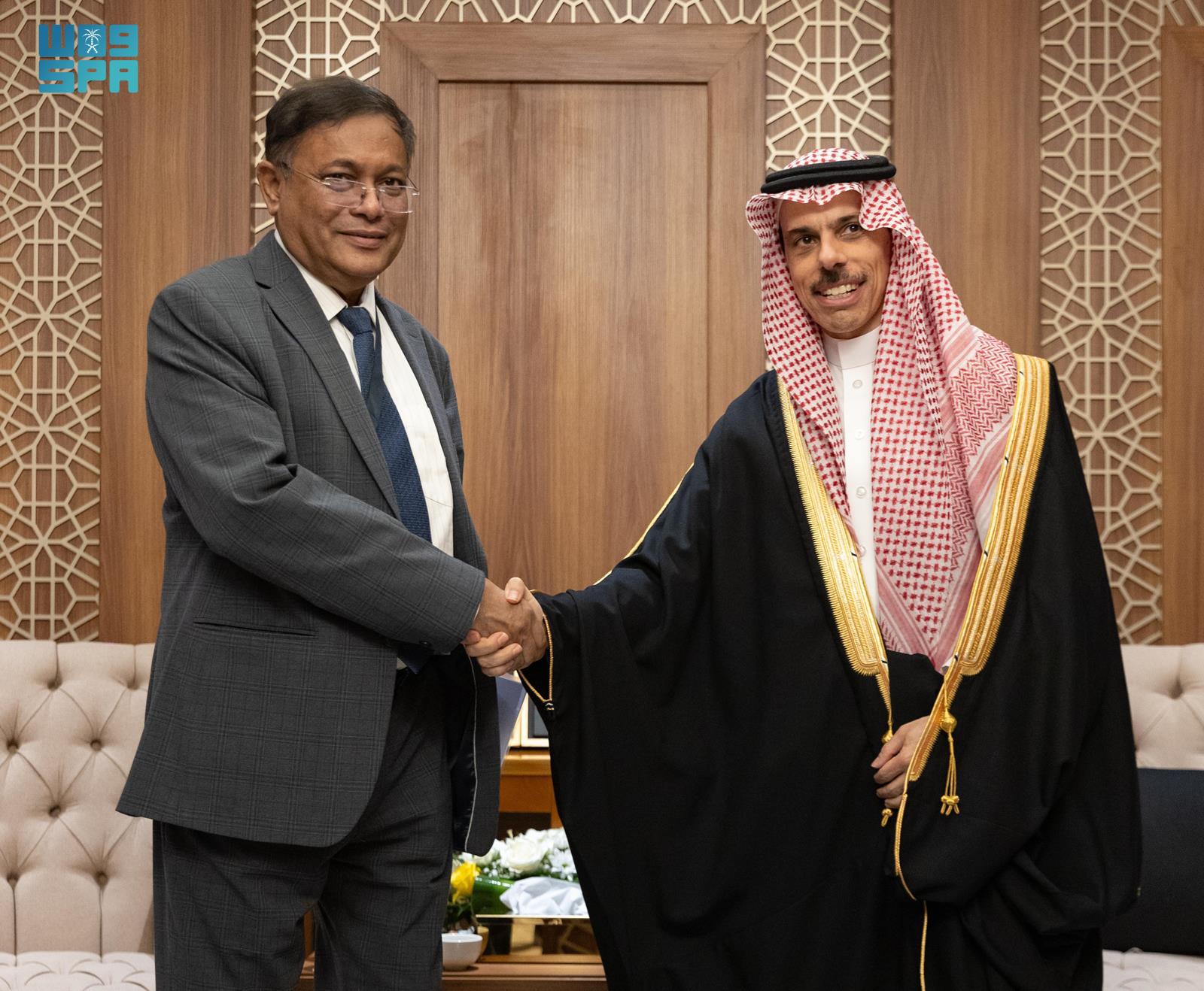 Foreign Minister Meets with Bangladeshi Foreign Minister