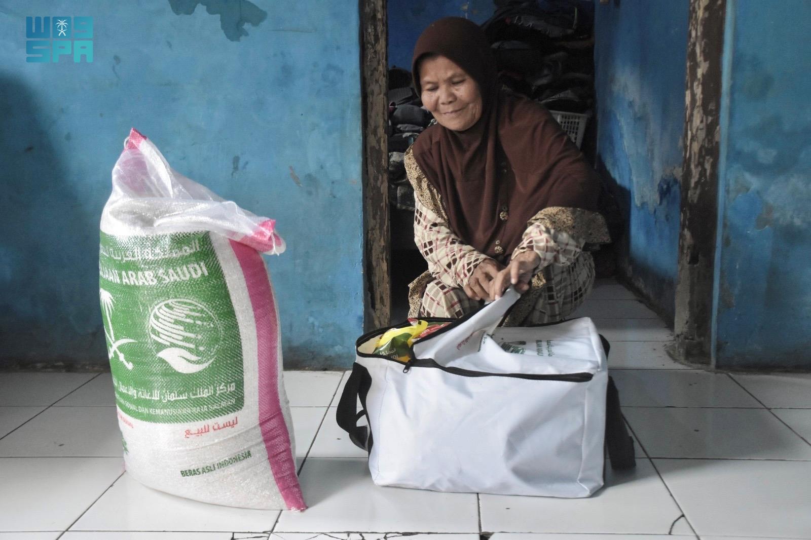 KSrelief Distributes 717 Food Baskets in West Java in Indonesia