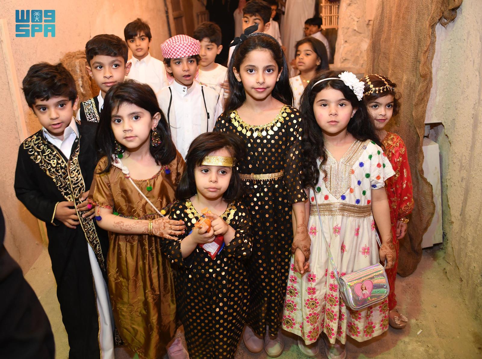 ثقافي / الأحياء الشعبية بالأحساء تقيم احتفالا شعبيا