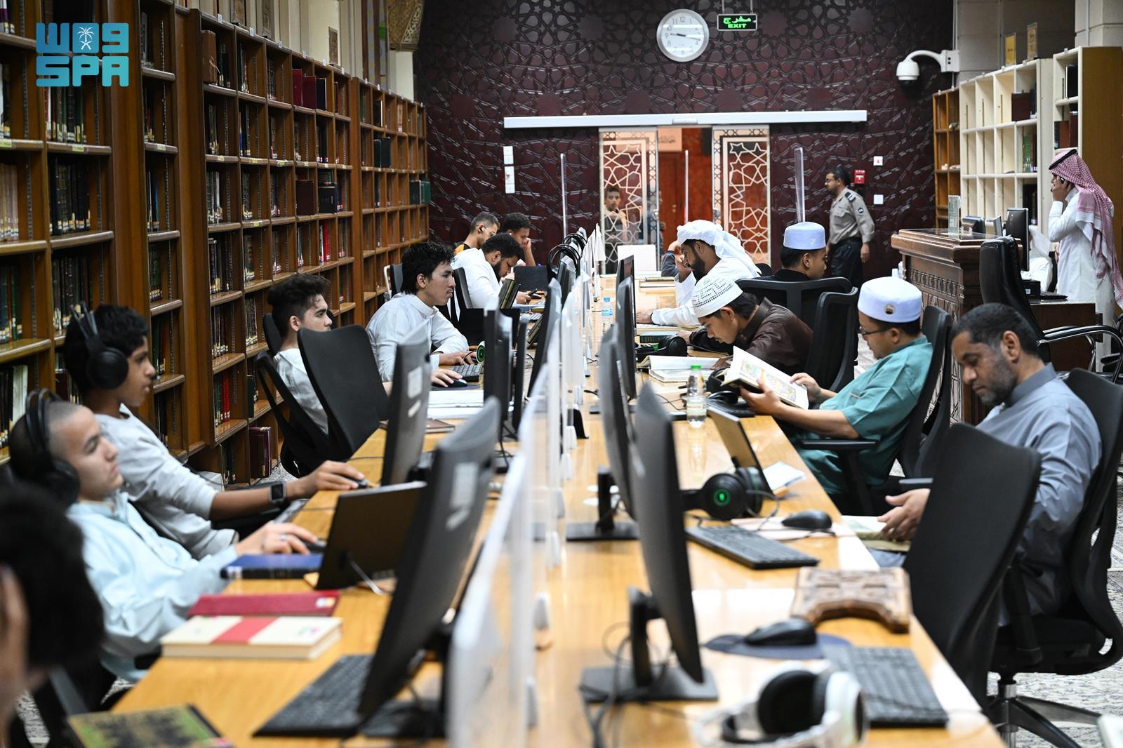 Prophet's Mosque Library Boasts Over 180,000 Books