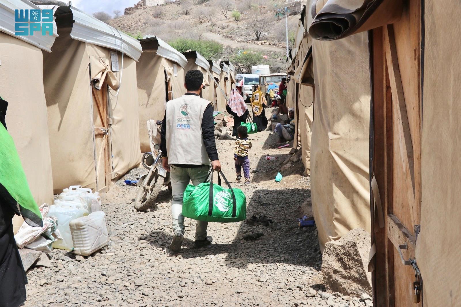 KSrelief Distributes 250 Winter Bags in Yemen's Dhale Governorate