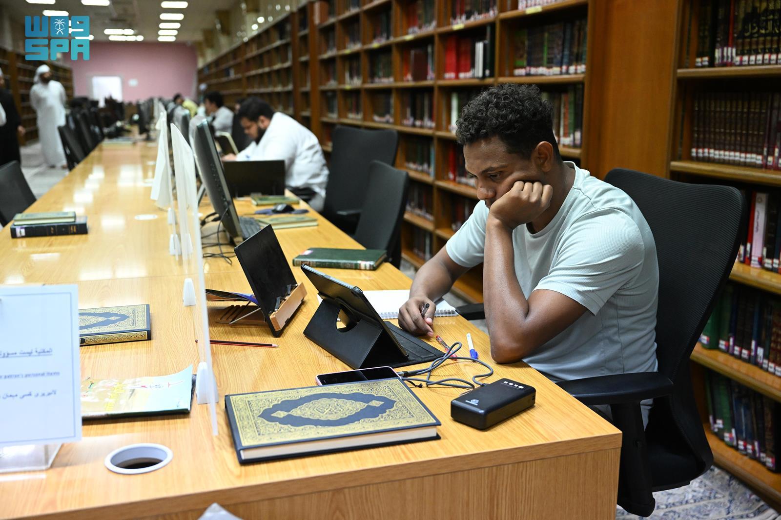 Prophet's Mosque Library Boasts Over 180,000 Books