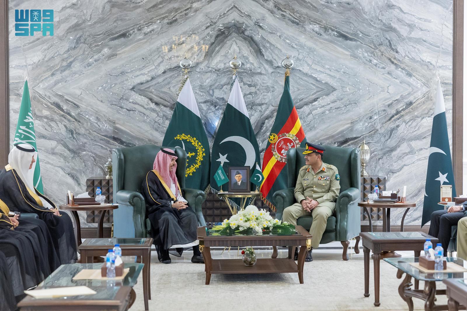 Foreign Minister, High-Level Delegation Meet with Pakistan's Chief of ...