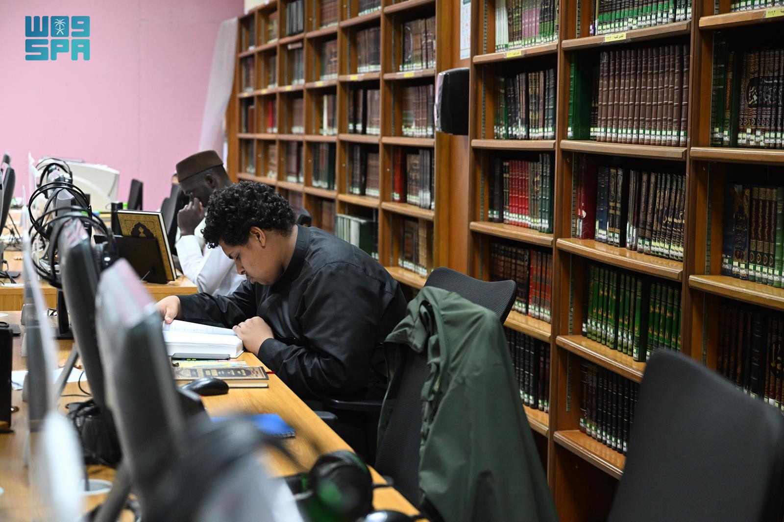 Prophet's Mosque Library Boasts Over 180,000 Books