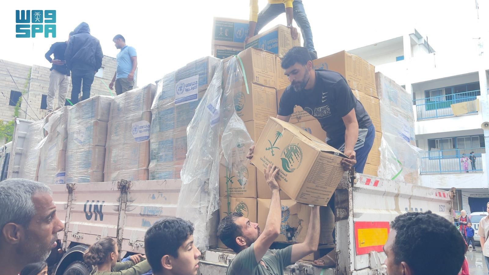 اجتماعي / مركز الملك سلمان للإغاثة يوزع 6.500 سلة غذائية للمتضررين في ...