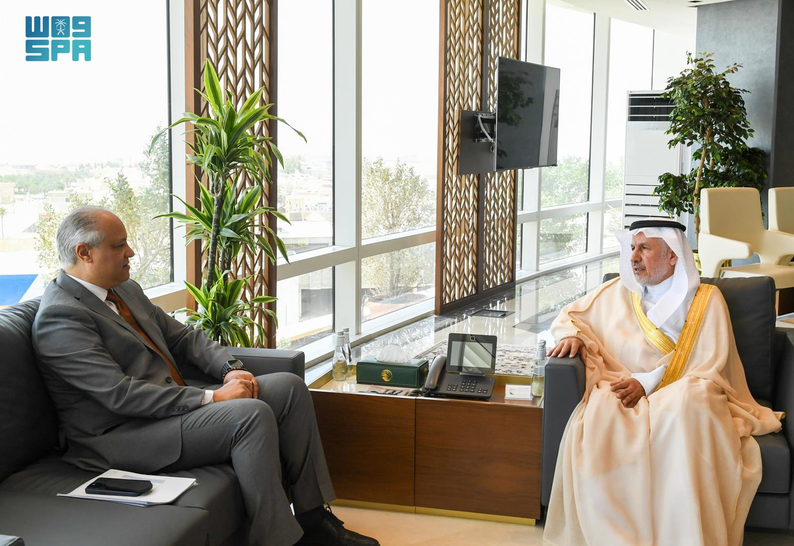 Dr. Al-Rabiah rencontre le représentant du Haut-Commissariat des ...