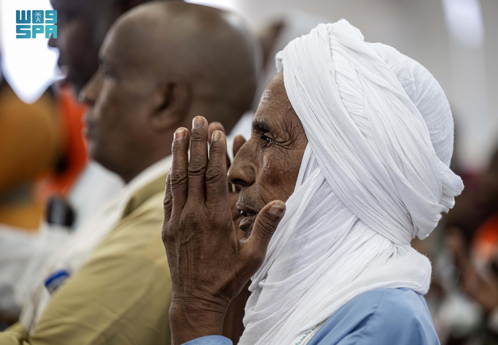 Pilgrims Cast Stones at Jamarat on First Day of Tashreeq