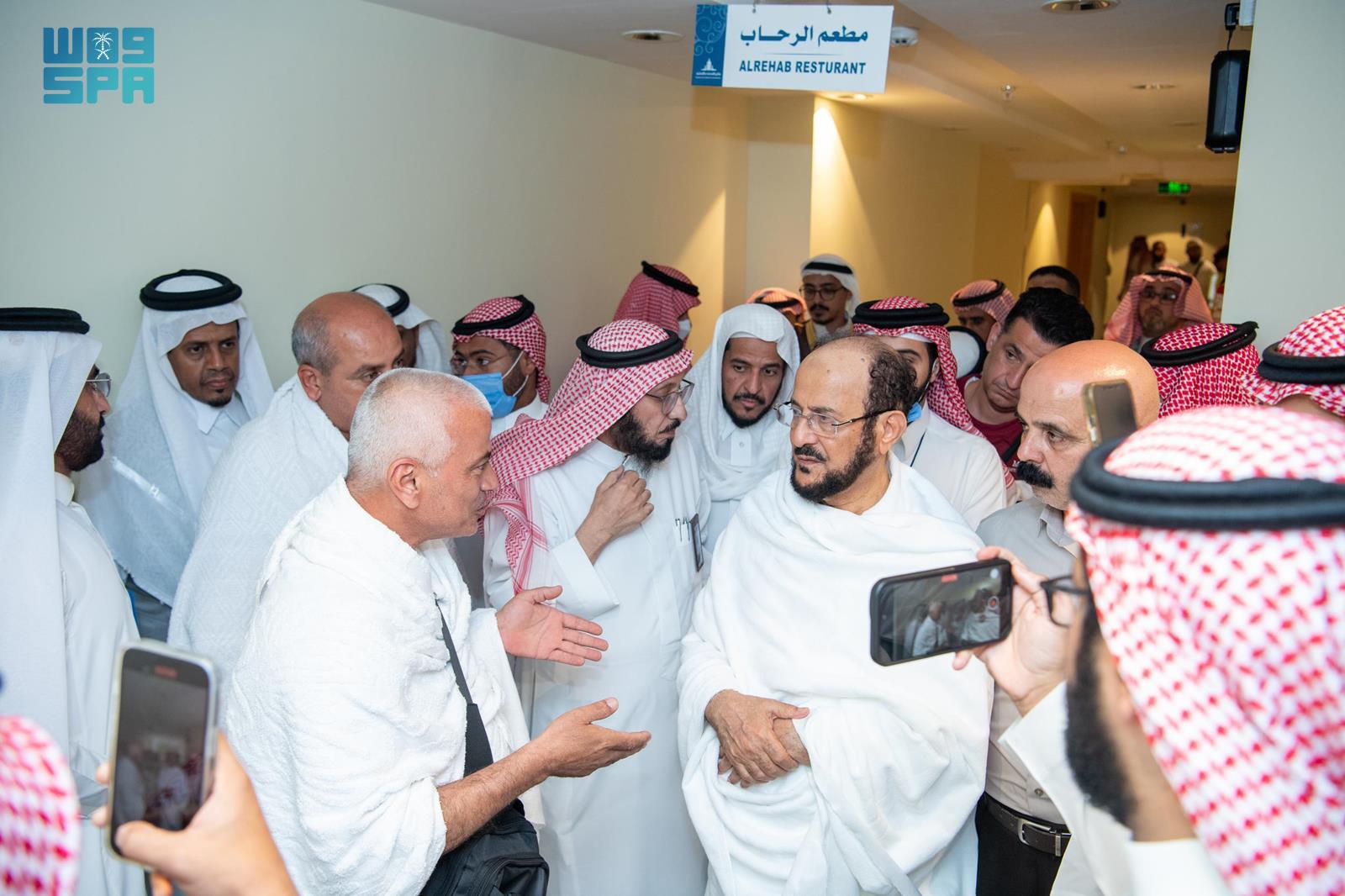 حج / وزير الشؤون الإسلامية يتفقد الخدمات المقدمة لضيوف خادم الحرمين ...