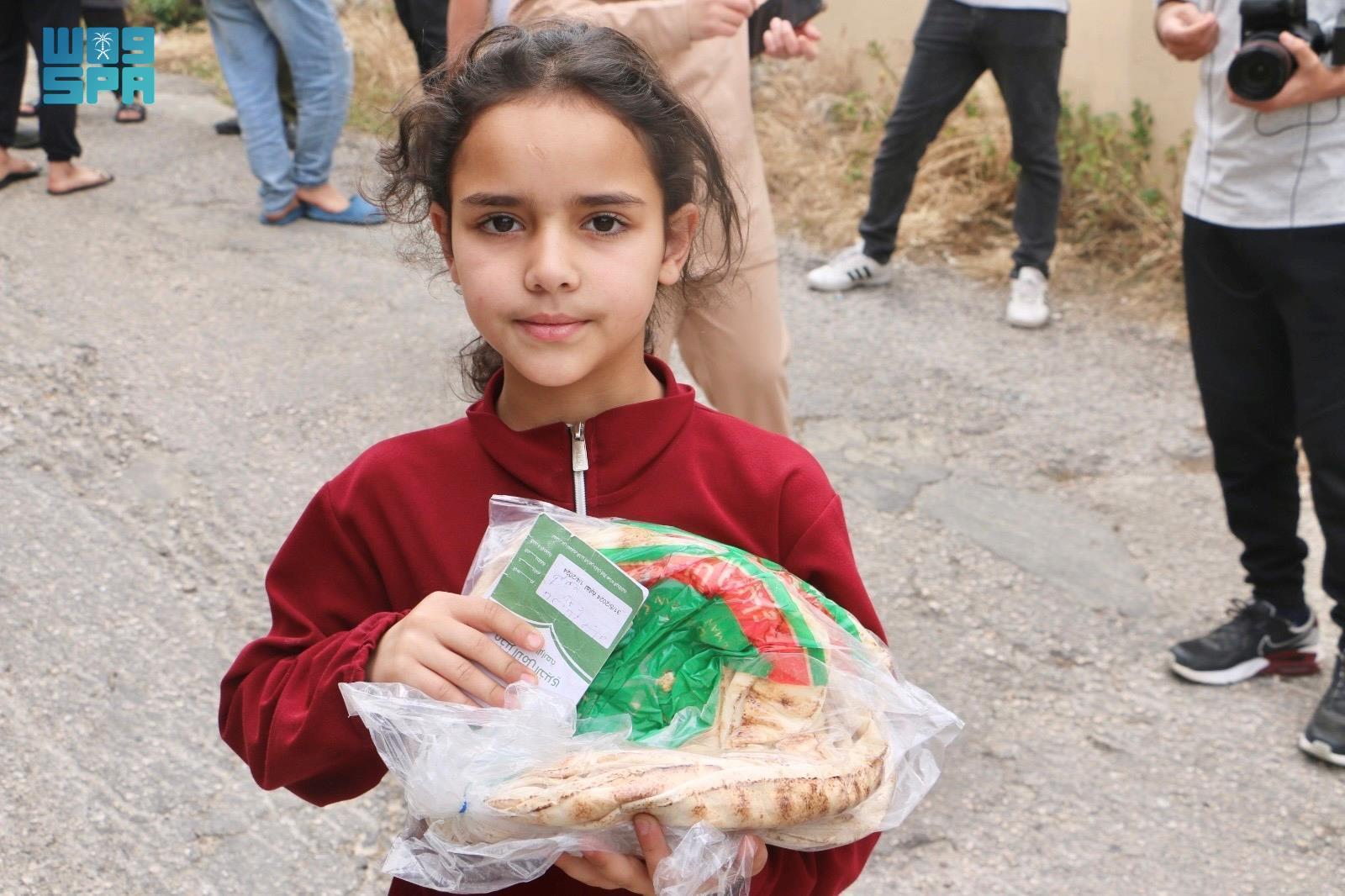 KSrelief Distributes 25,000 Daily Bundles of Bread to Refugee Families ...