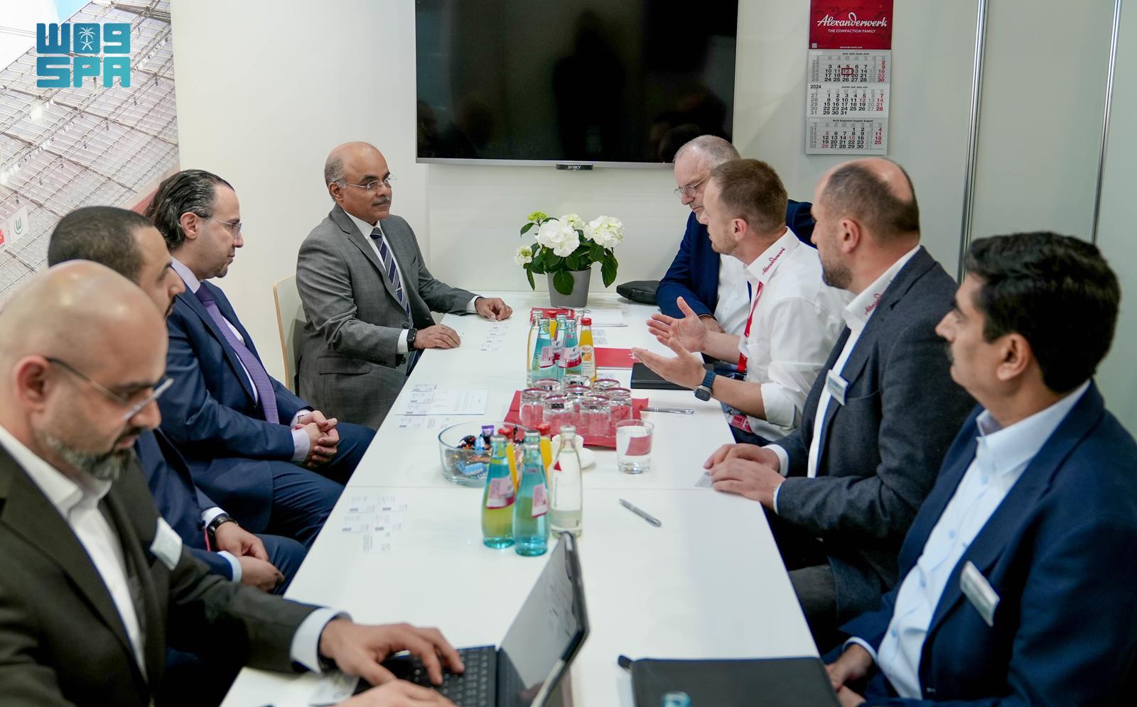 اقتصادي / نائب وزير الصناعة والثروة المعدنية لشؤون الصناعة يبحث تعزيز ...