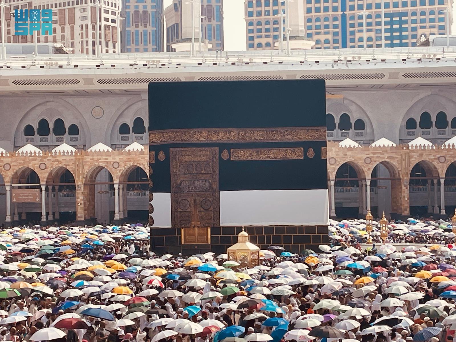 حج / حجاج بيت الله الحرام المتعجلون يبدأون في مغادرة مكة بعد طواف الوداع