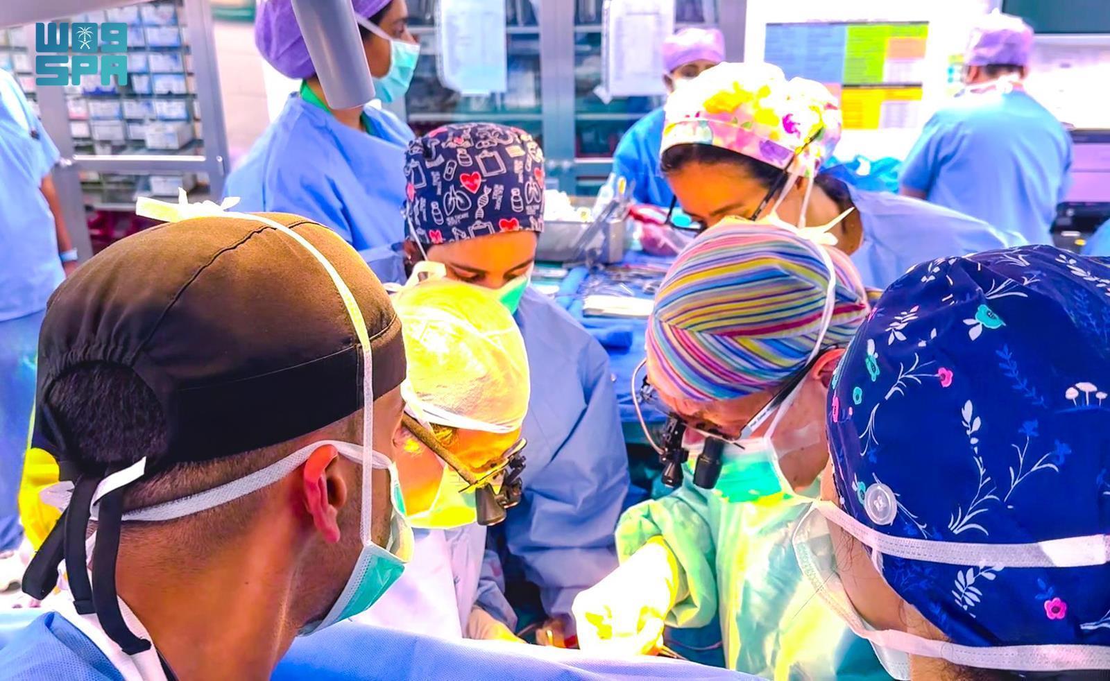 صحي / "التخصصي" ينجح في نقل 3 قلوب من أبوظبي وجدة والرياض وزراعتها ...