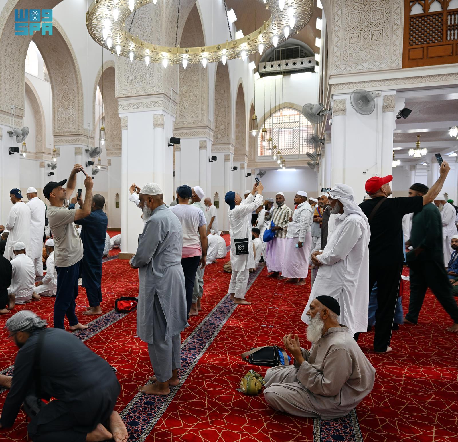 Pilgrims Capture Memorable Moments in Madinah Before Departure