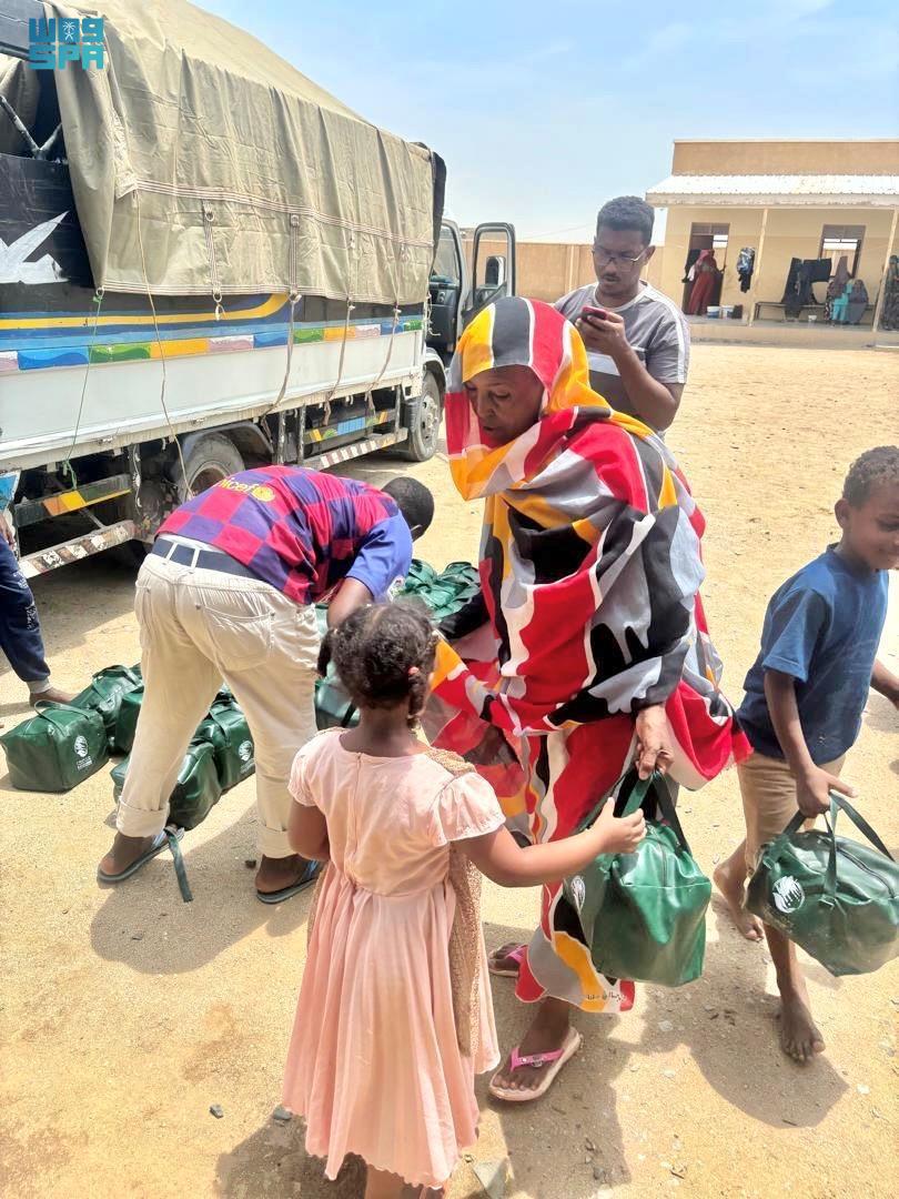 Le KSrelief distribue 1 300 sacs de soins personnels dans la localité de Port Soudan, dans l ...