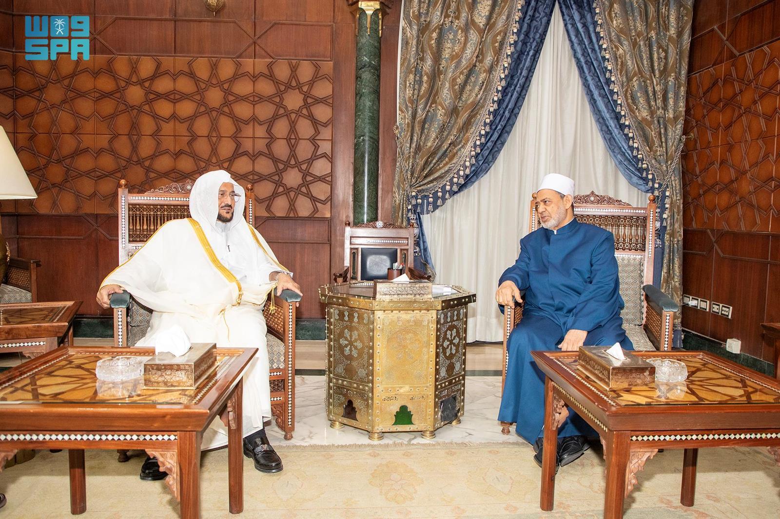 Al-Azhar Sheikh Receives Minister of Islamic Affairs