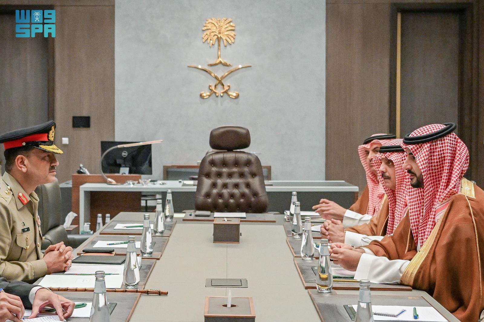 Minister of Defense Meets with Pakistan's Army Chief