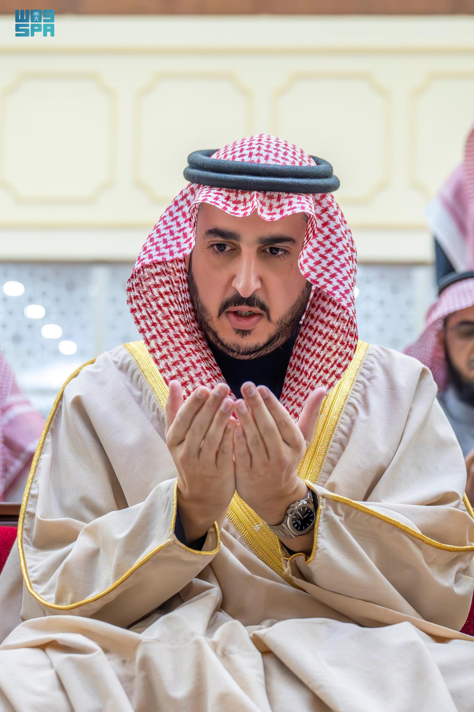 عام/ أمير منطقة الجوف يؤدي صلاة الاستسقاء مع جموع المصلين بسكاكا