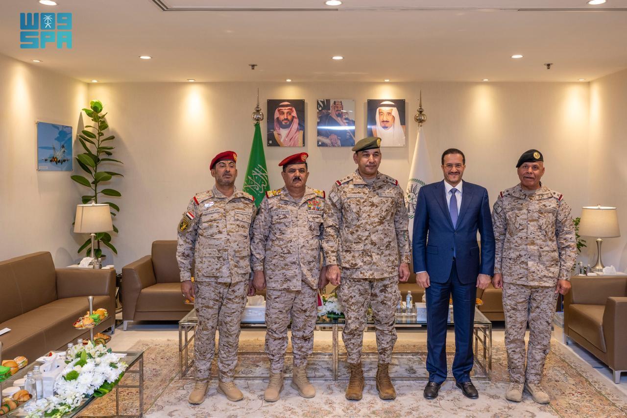 Joint Forces Commander Receives Yemeni Officials