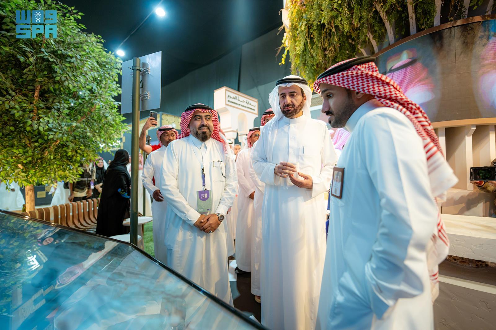 عام / وزير الحج يزور جناح أمانة العاصمة المقدسة المشارك في مؤتمر ومعرض الحج