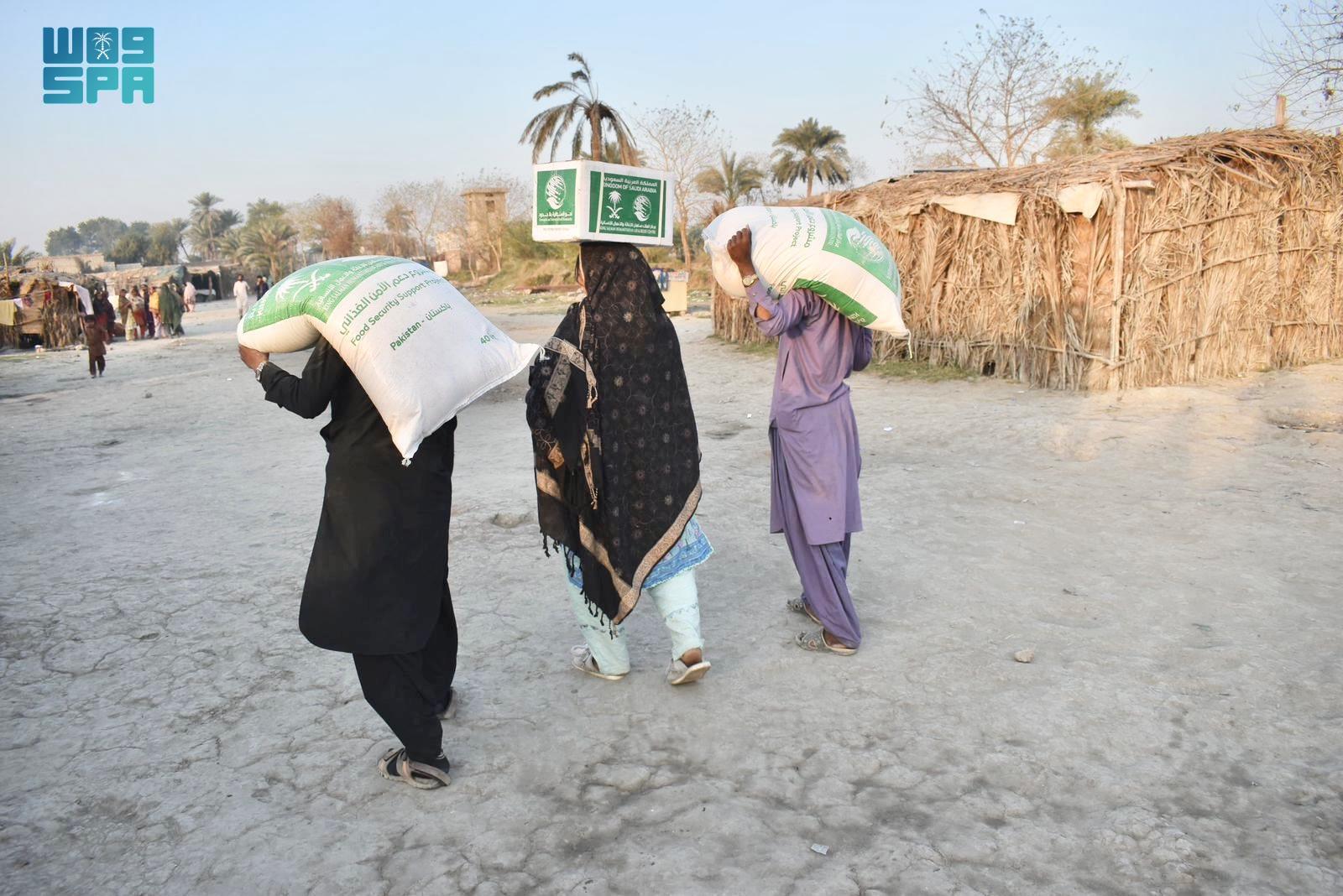 KSrelief Distributes 492 Food Baskets in Pakistan
