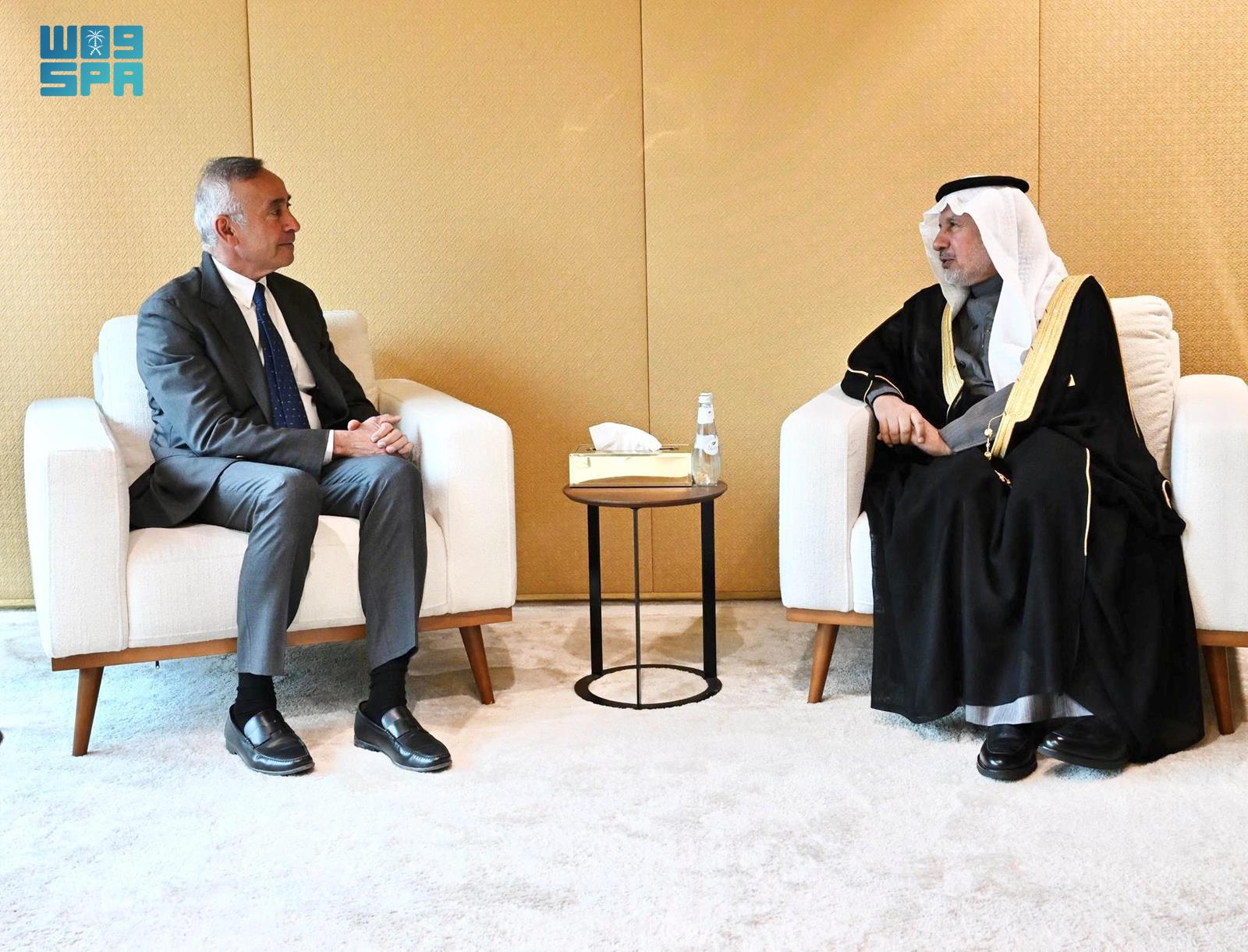 Dr.Abdullah Al Rabeeah rencontre le directeur de l'Institut d ...