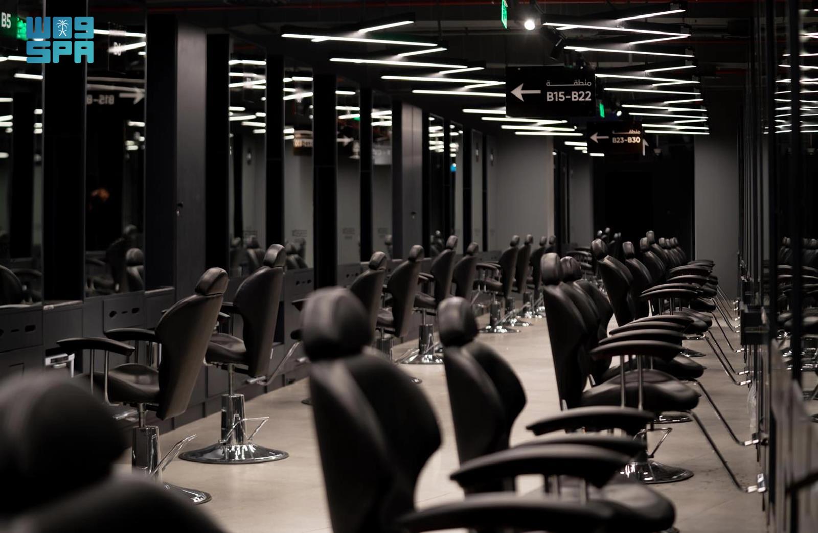 Makkah Clock Tower Hosts World's Largest Barbershop to Serve Worshippers
