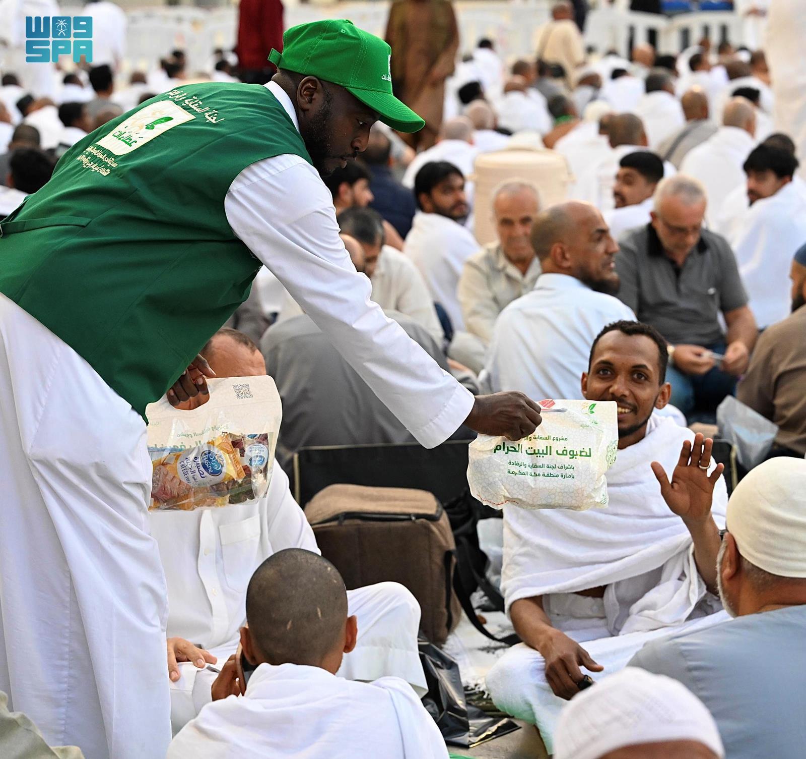 Healthy Iftar Meals Provided to Worshippers at the Grand Mosque